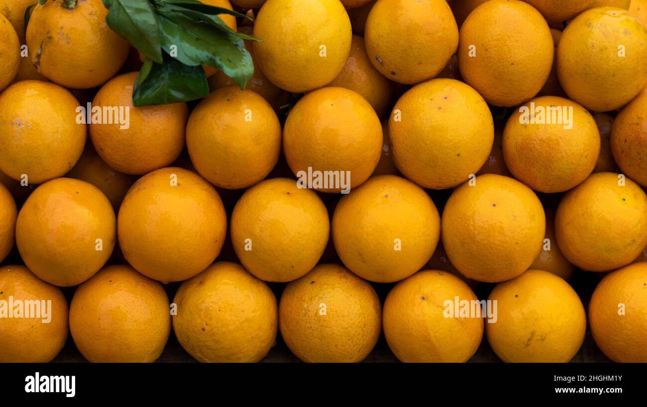 Fresh orange fruit closeup view in a fruit stall Stock Photo - Alamy