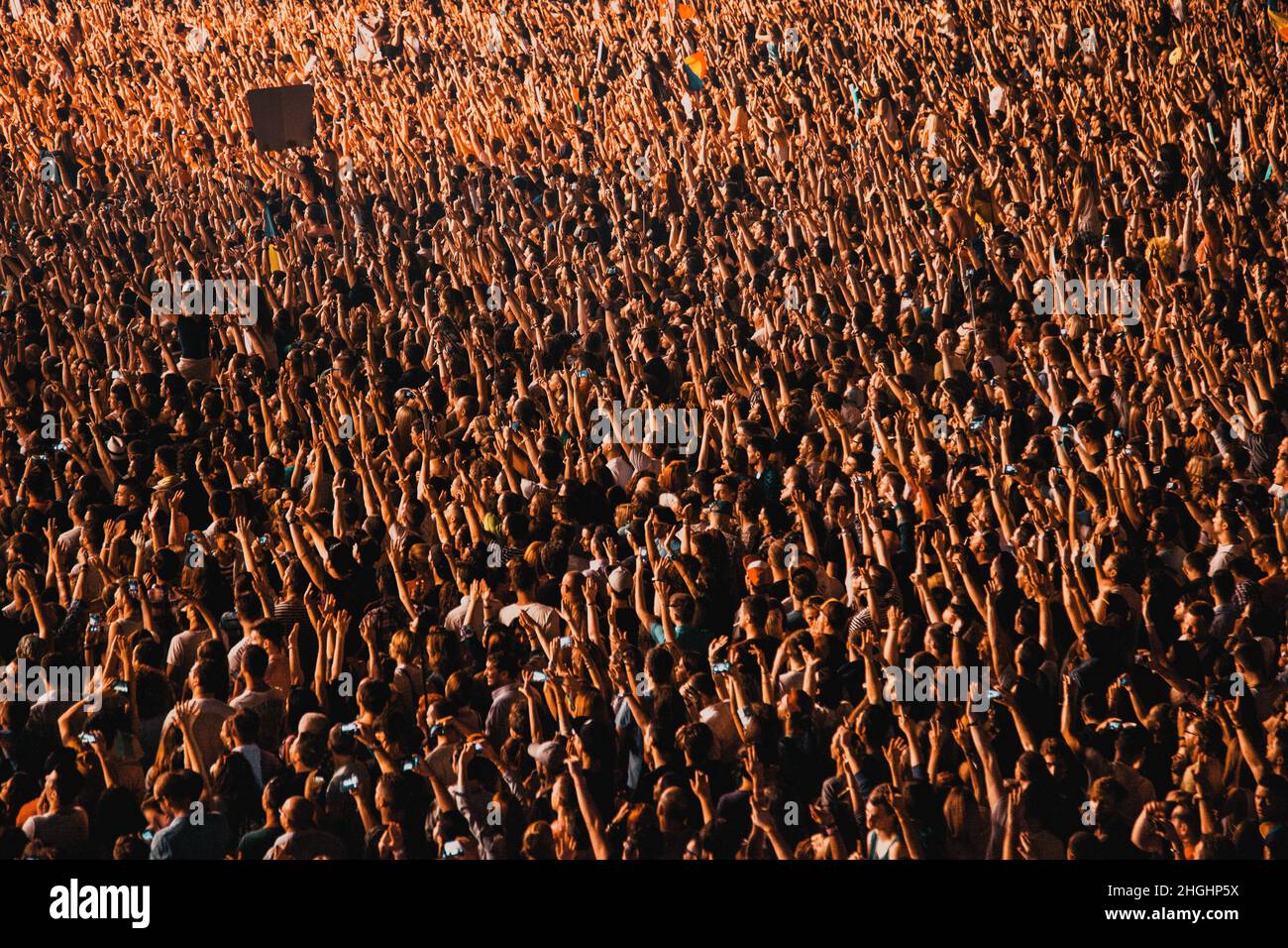 Crowd of people partying hi-res stock photography and images - Alamy