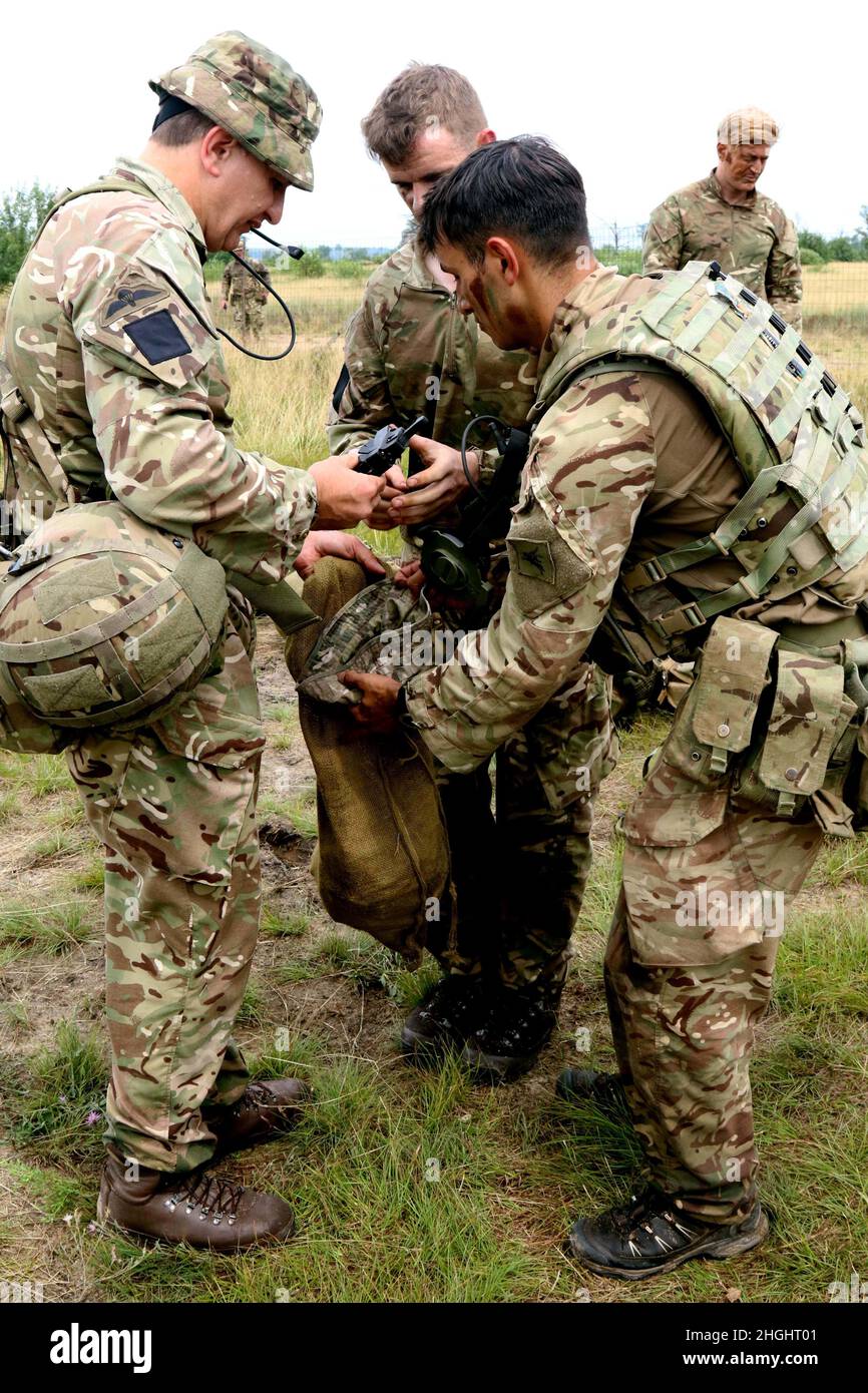 British soldiers with the 4th Battalion, Parachute Regiment (4 PARA ...