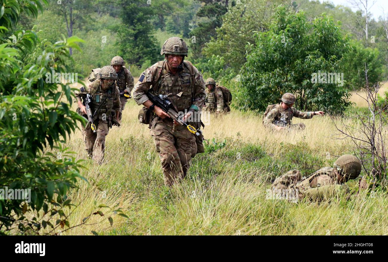 British soldiers with the 4th Battalion, Parachute Regiment (4 PARA ...