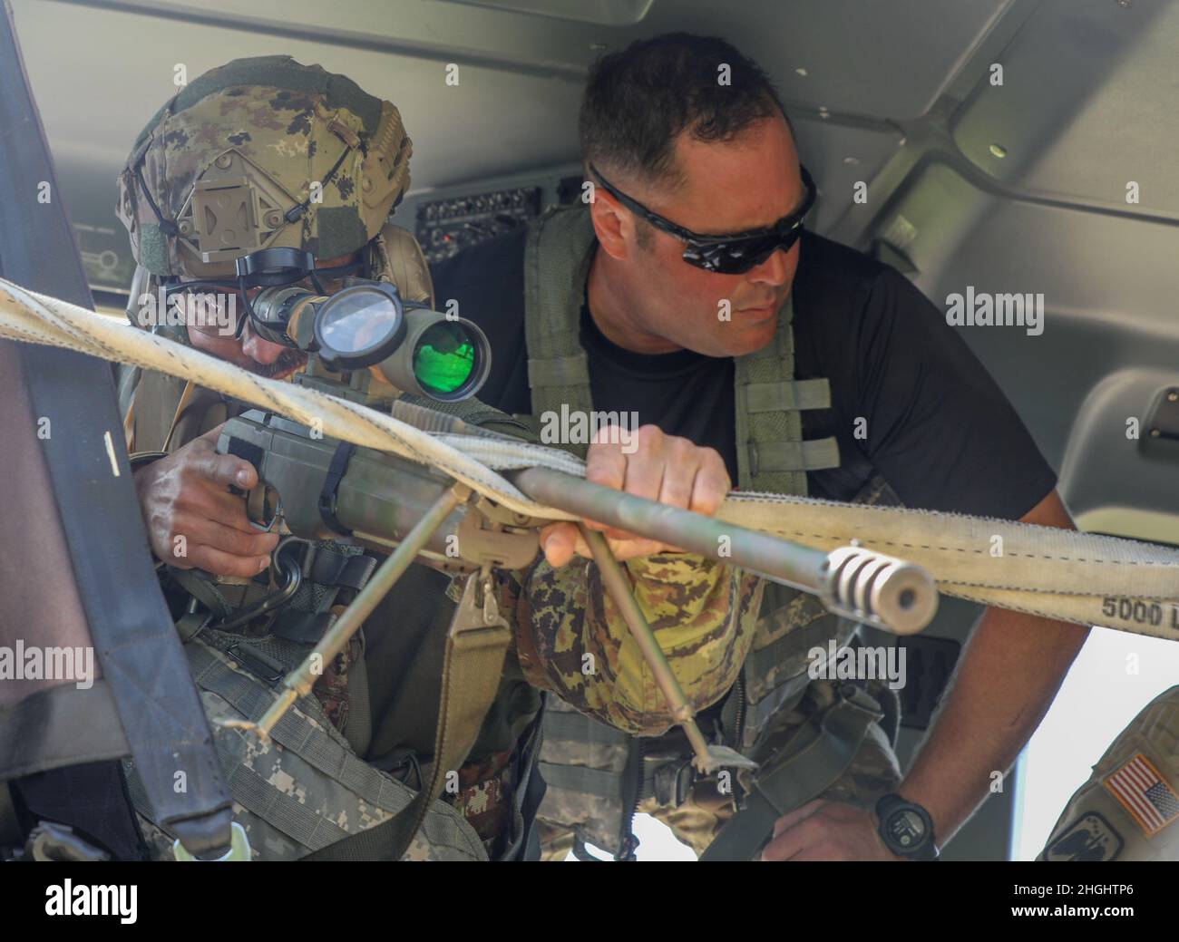 Italian army rifle hi-res stock photography and images - Alamy