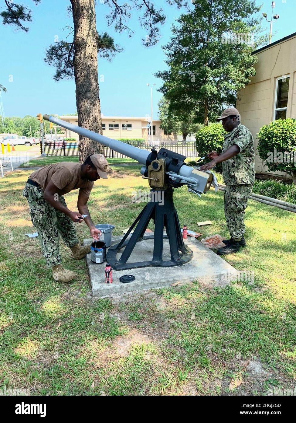 BM2 Amron Doyle and BM3 Steven Latibeaudiere work on a self-help ...