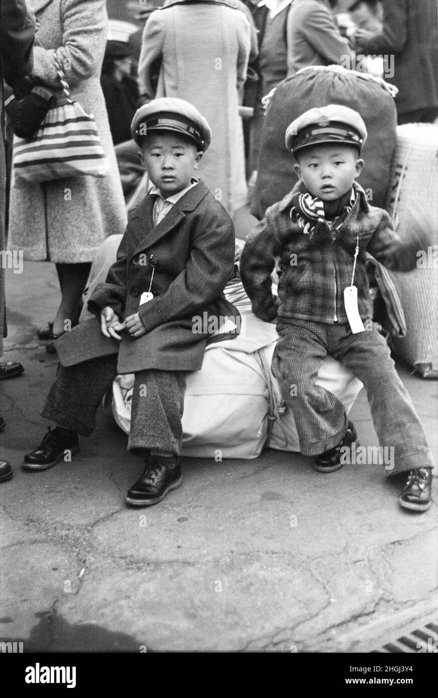 World war two evacuation children hi-res stock photography and images ...