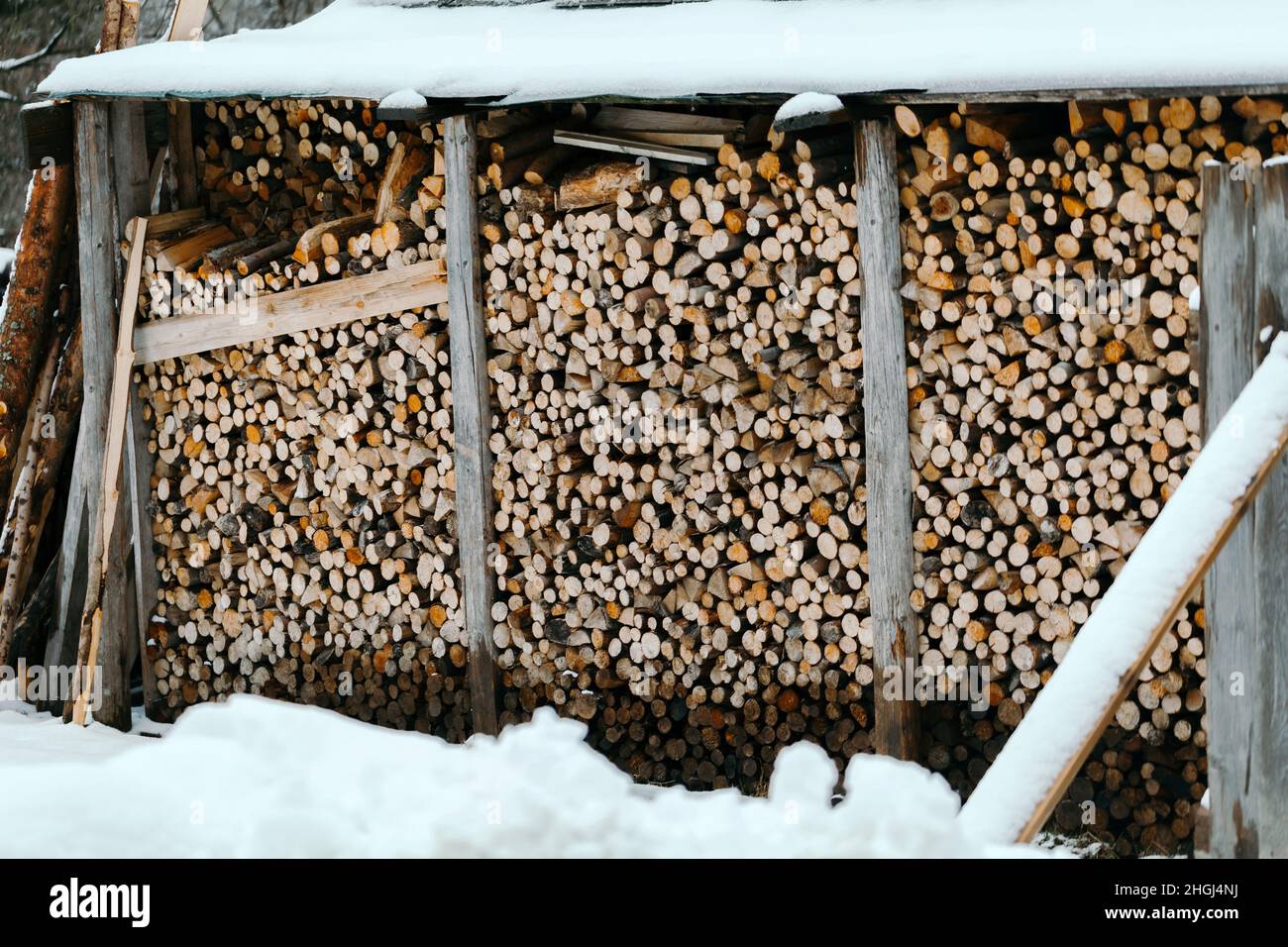 Woodshed with cutten wood in WInter Stock Photo - Alamy
