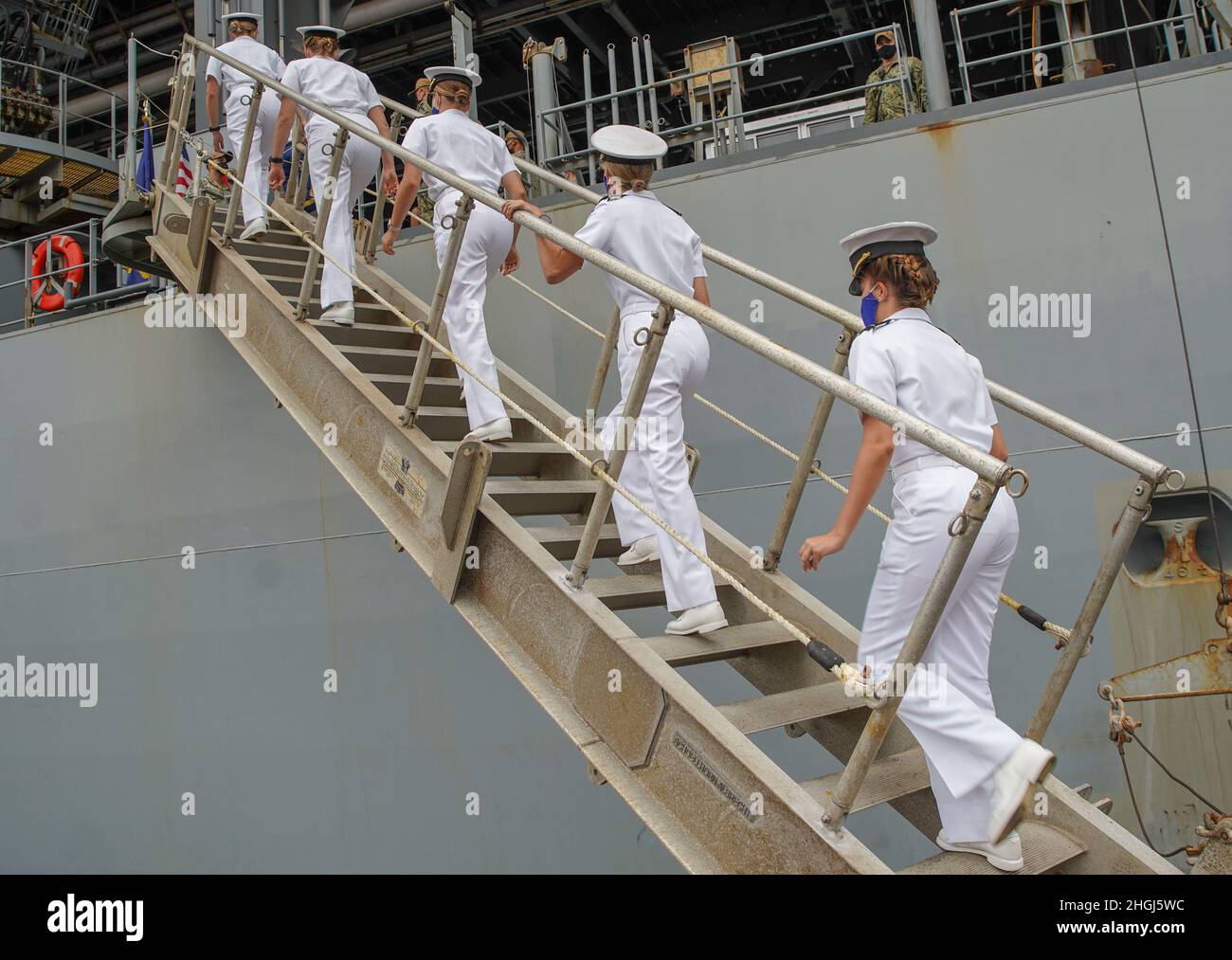 U.S. Navy midshipmen from the U.S. Naval Academy climb aboard the USS ...