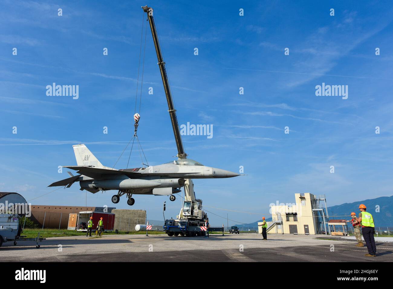 Crash damaged disabled aircraft recovery hi-res stock photography and ...