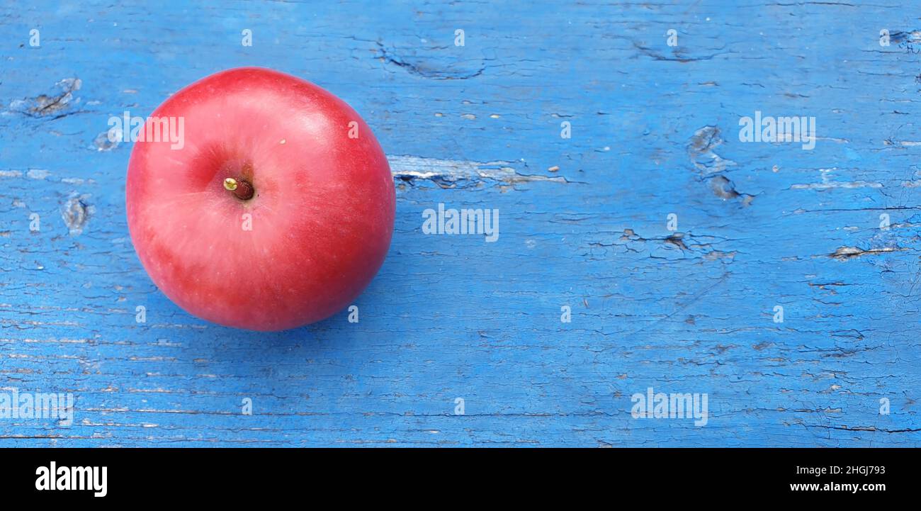 Fresh red apple. Juicy Apple Stock Photo - Alamy