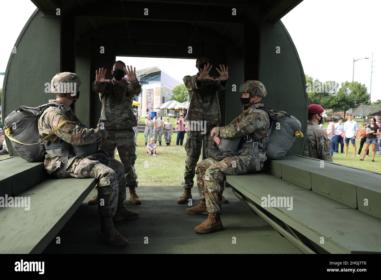 Paratroopers assigned to the United States Army Advanced Airborne ...