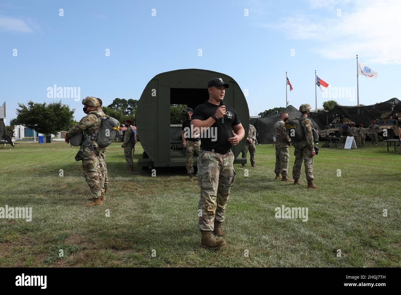 Paratroopers assigned to the United States Army Advanced Airborne ...