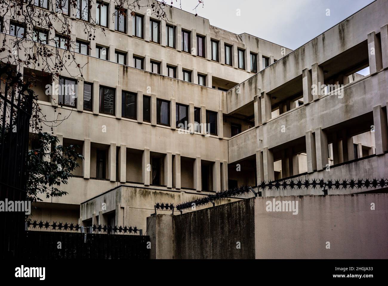 A secure Police station building in London, England Stock Photo - Alamy