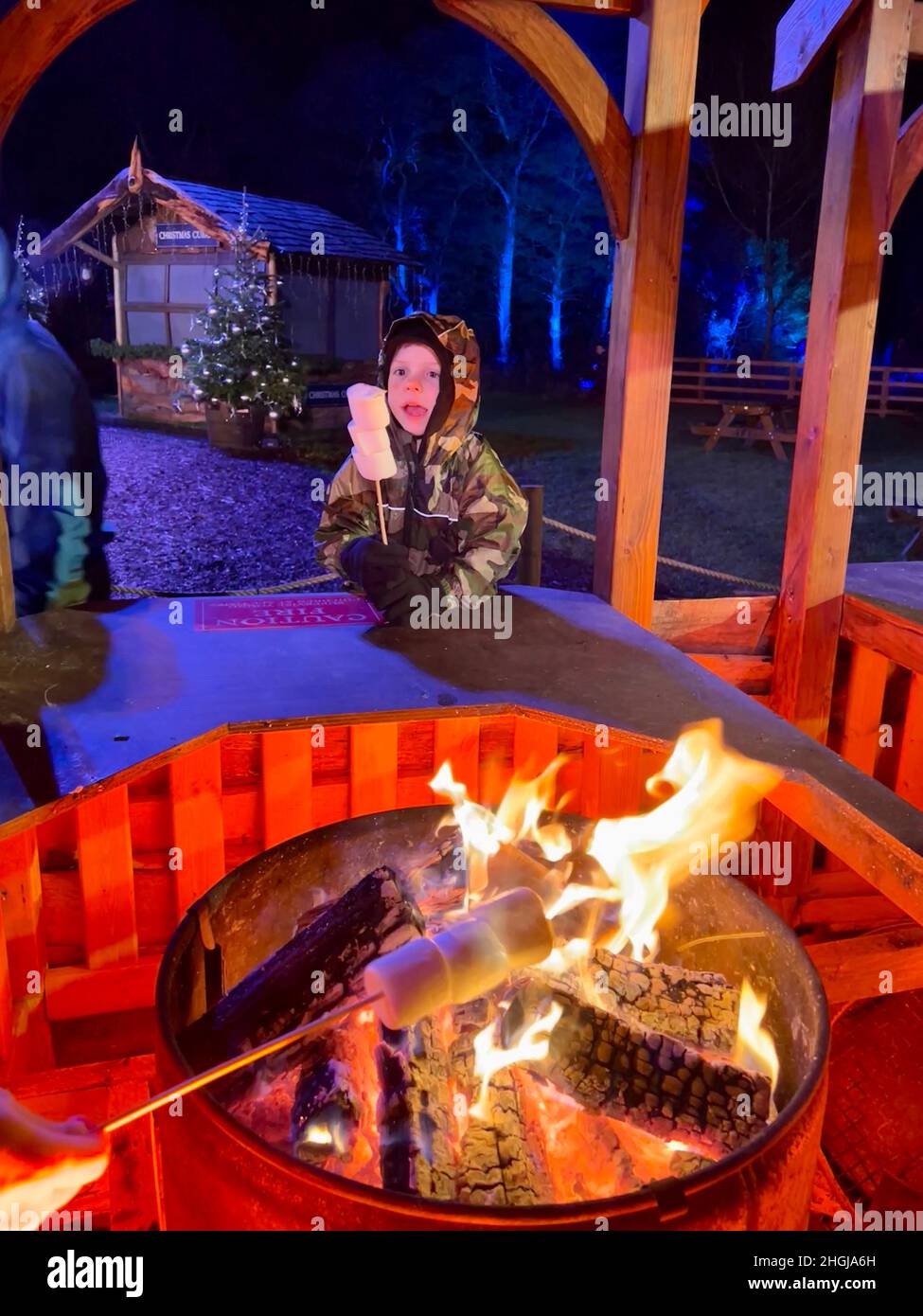 Family fire pit hi-res stock photography and images - Alamy