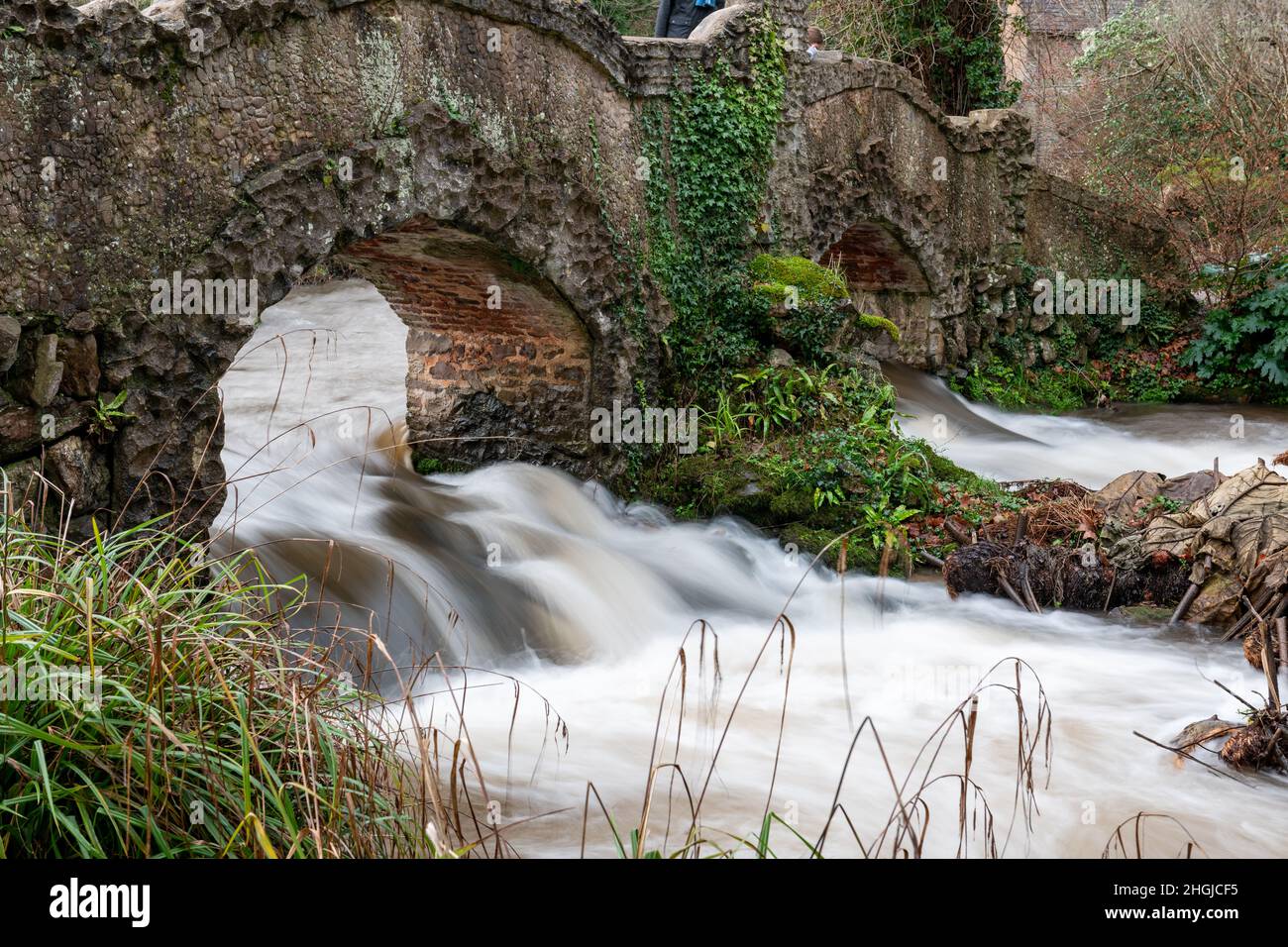 Long exposure of the river Avill flowing under Lovers bridge in the ...