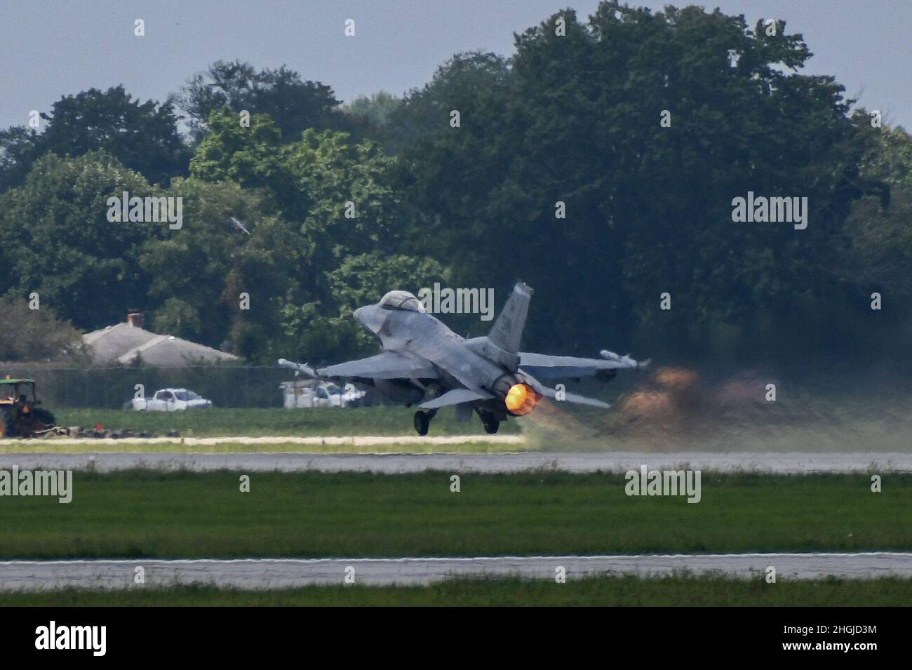 An F-16 Fighting Falcon takes off from Hulman Field Air National Guard ...