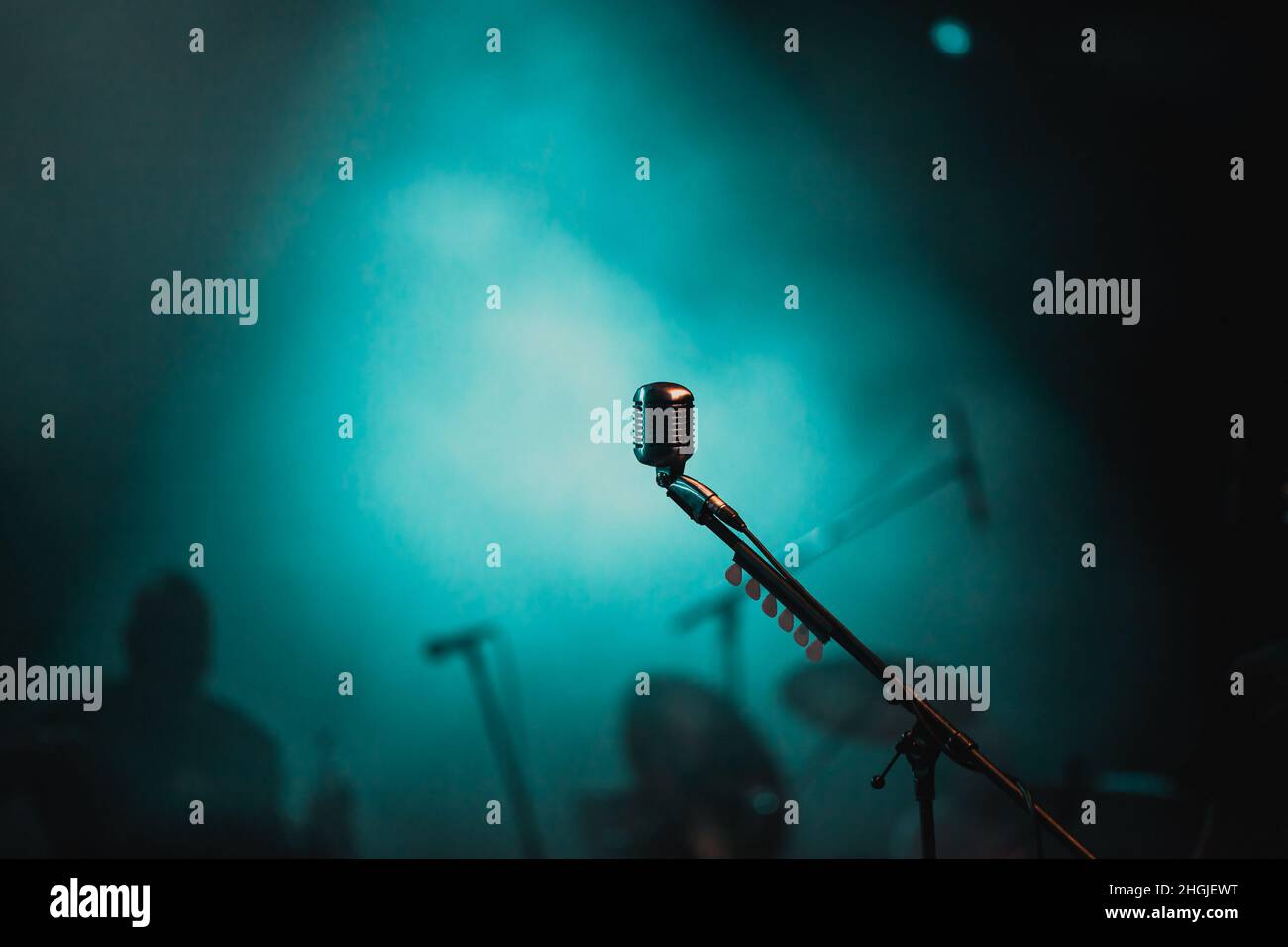 Vocal concert spot light hi-res stock photography and images - Alamy