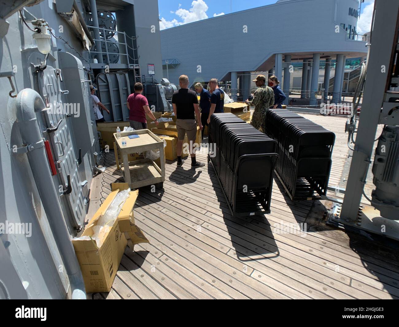 Sailors assigned to USS Vicksburg (CG 69) volunteer as part of a ...