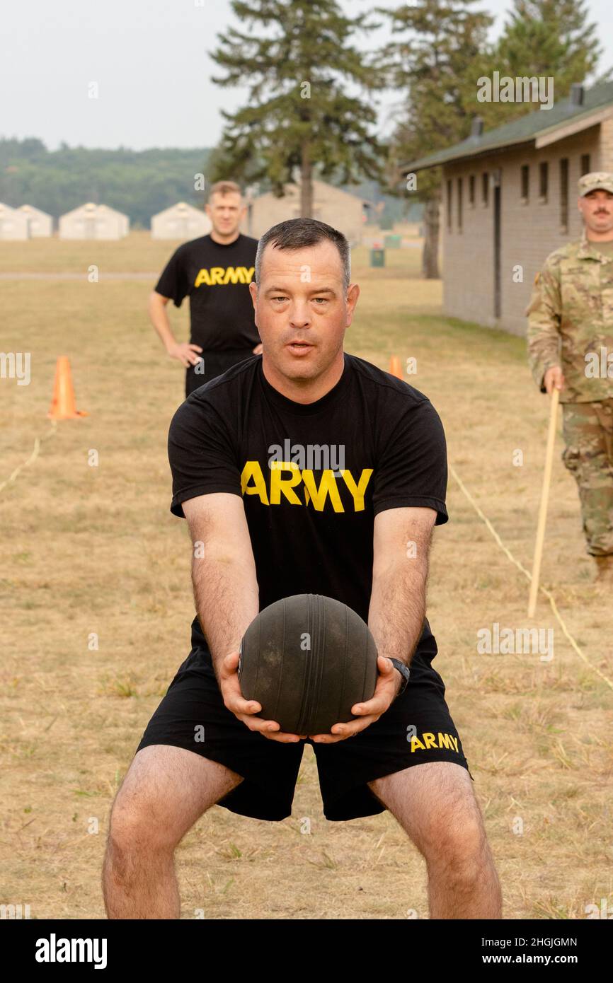Soldiers assigned to the 1-125 Field Artillery, perform the standing ...