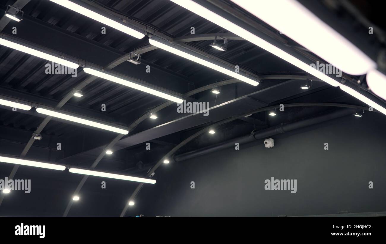 Modern ceiling in a car repair shop. Steel roof frame, Car repair ...