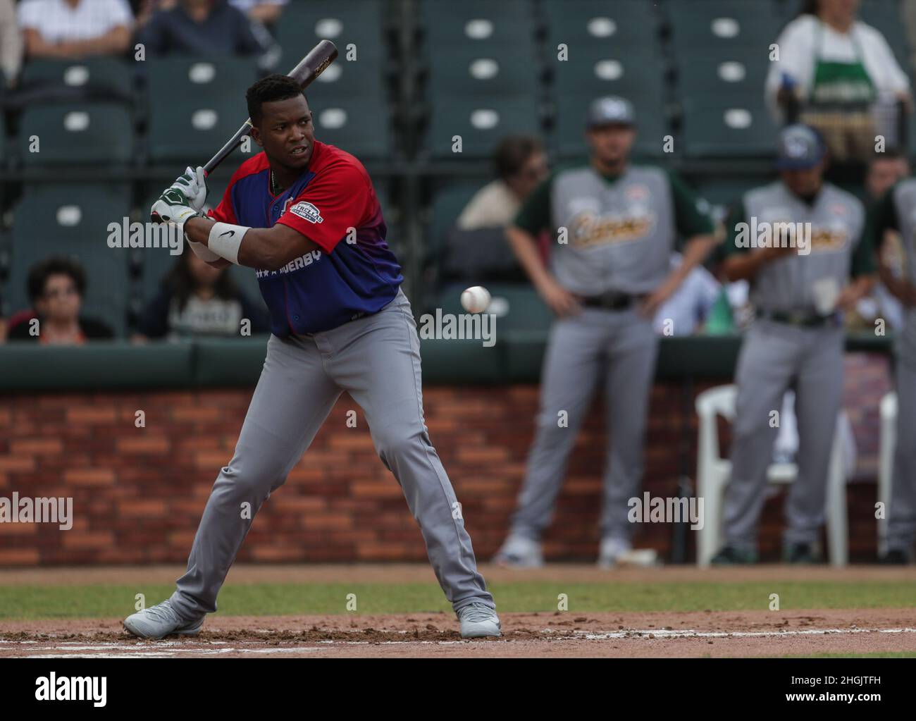 Yadir Drake de los cañeros de los Mochis, durante el Homerun Derby en ...