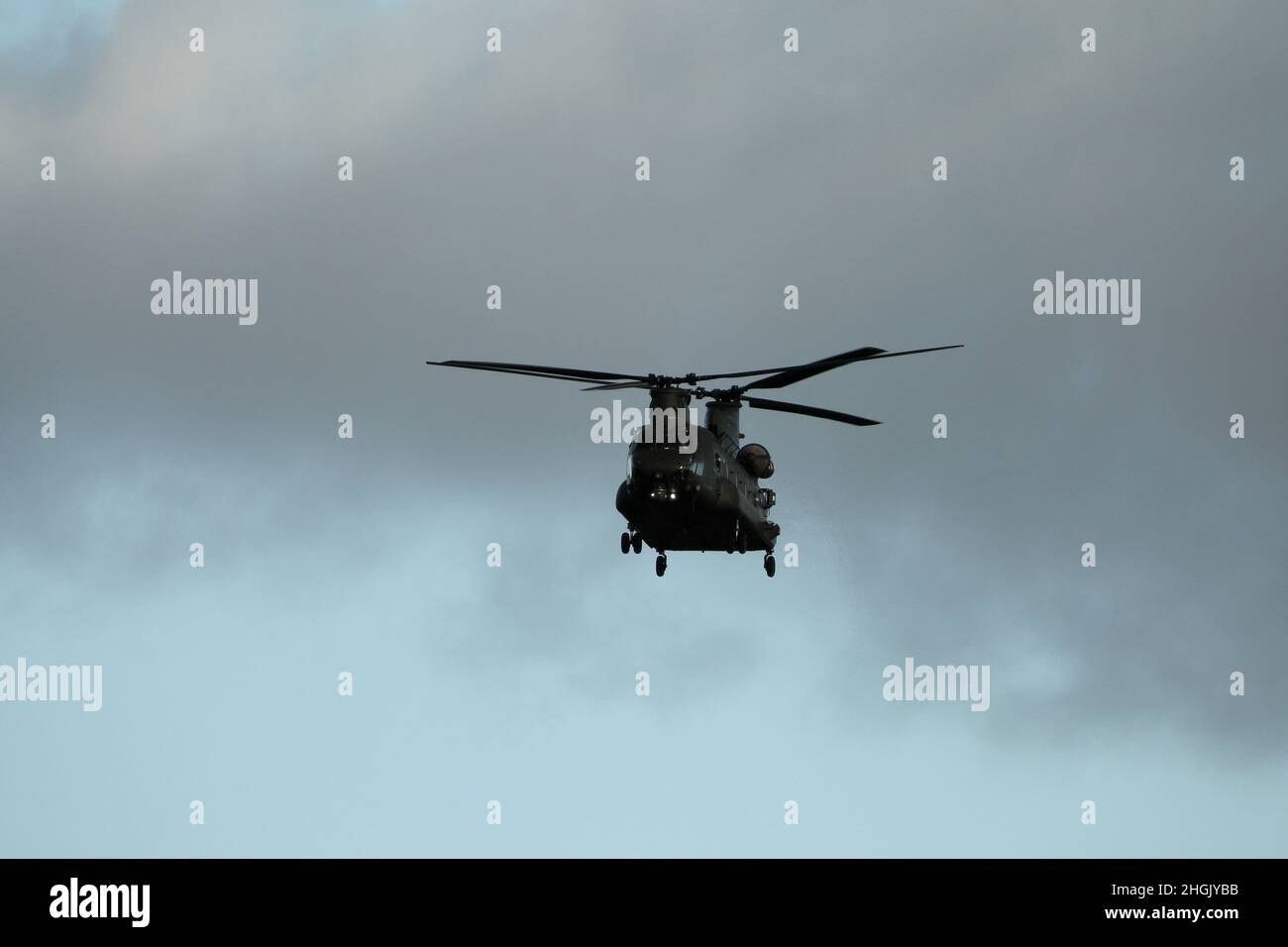 Raf odiham chinook helicopter flying display hi-res stock photography ...