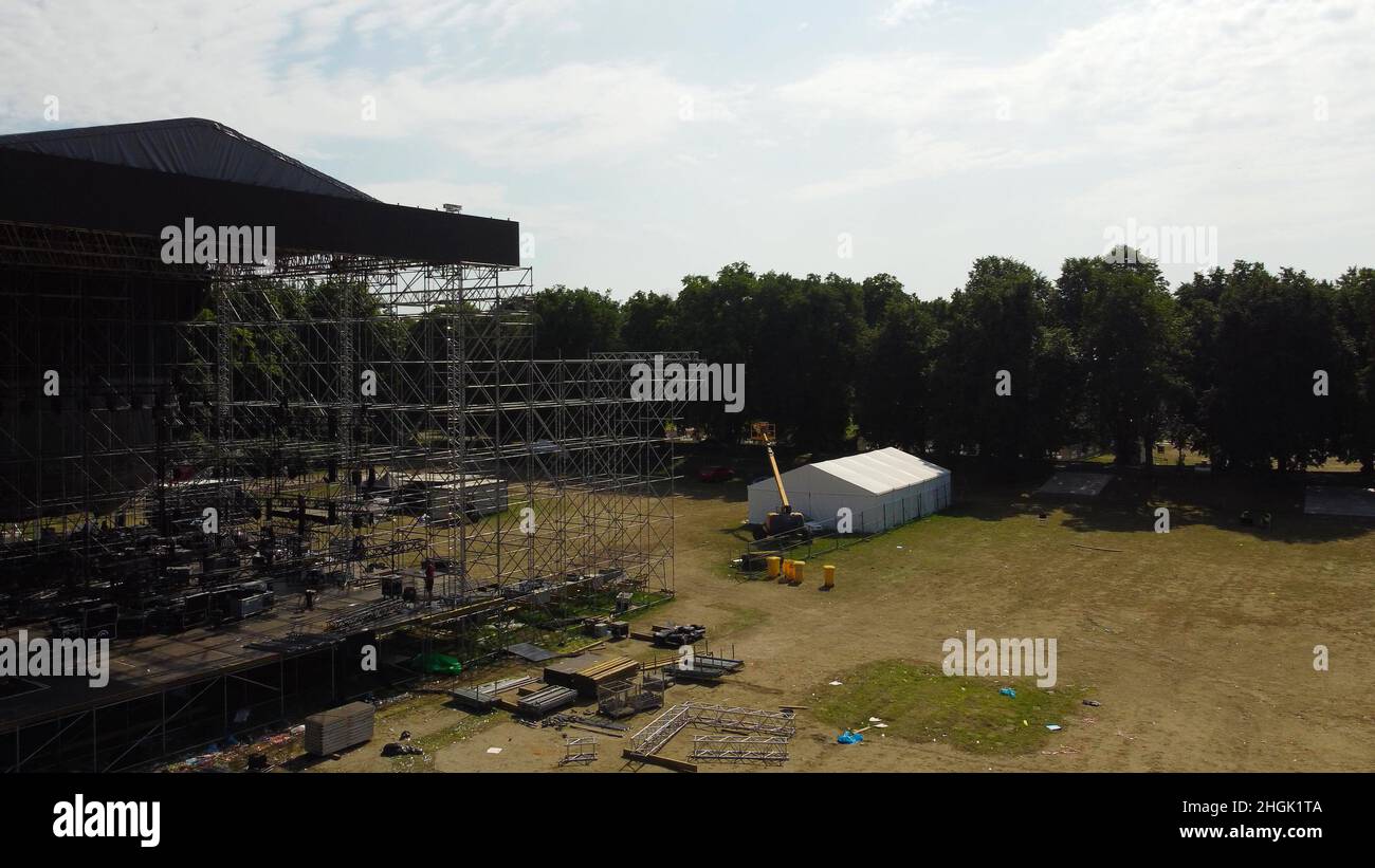 Workers build a concert stage hi-res stock photography and images - Alamy