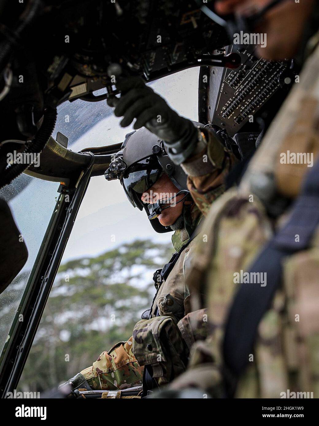 Pilots and crew chiefs assigned to 2-25 Bco “KnightHawk”, support ...