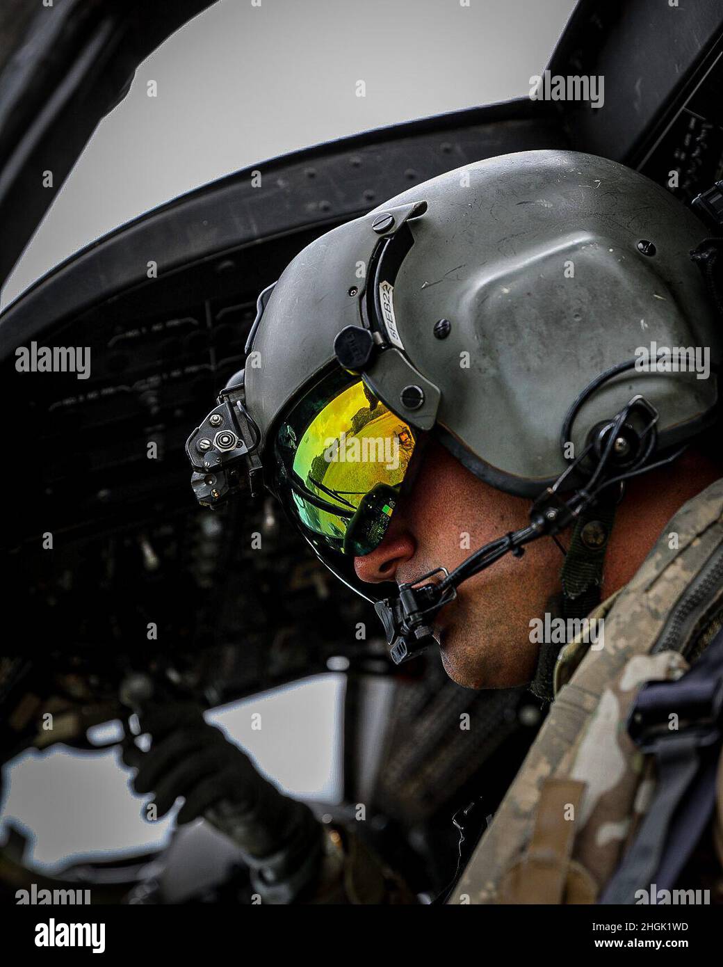 Pilots and crew chiefs assigned to 2-25 Bco “KnightHawk”, support ...