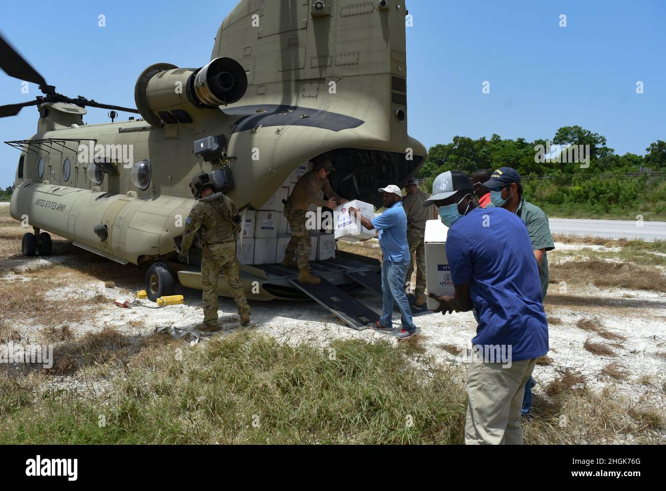 Haitians alongside U.S.service members with Joint Task Force-Haiti (JTF ...