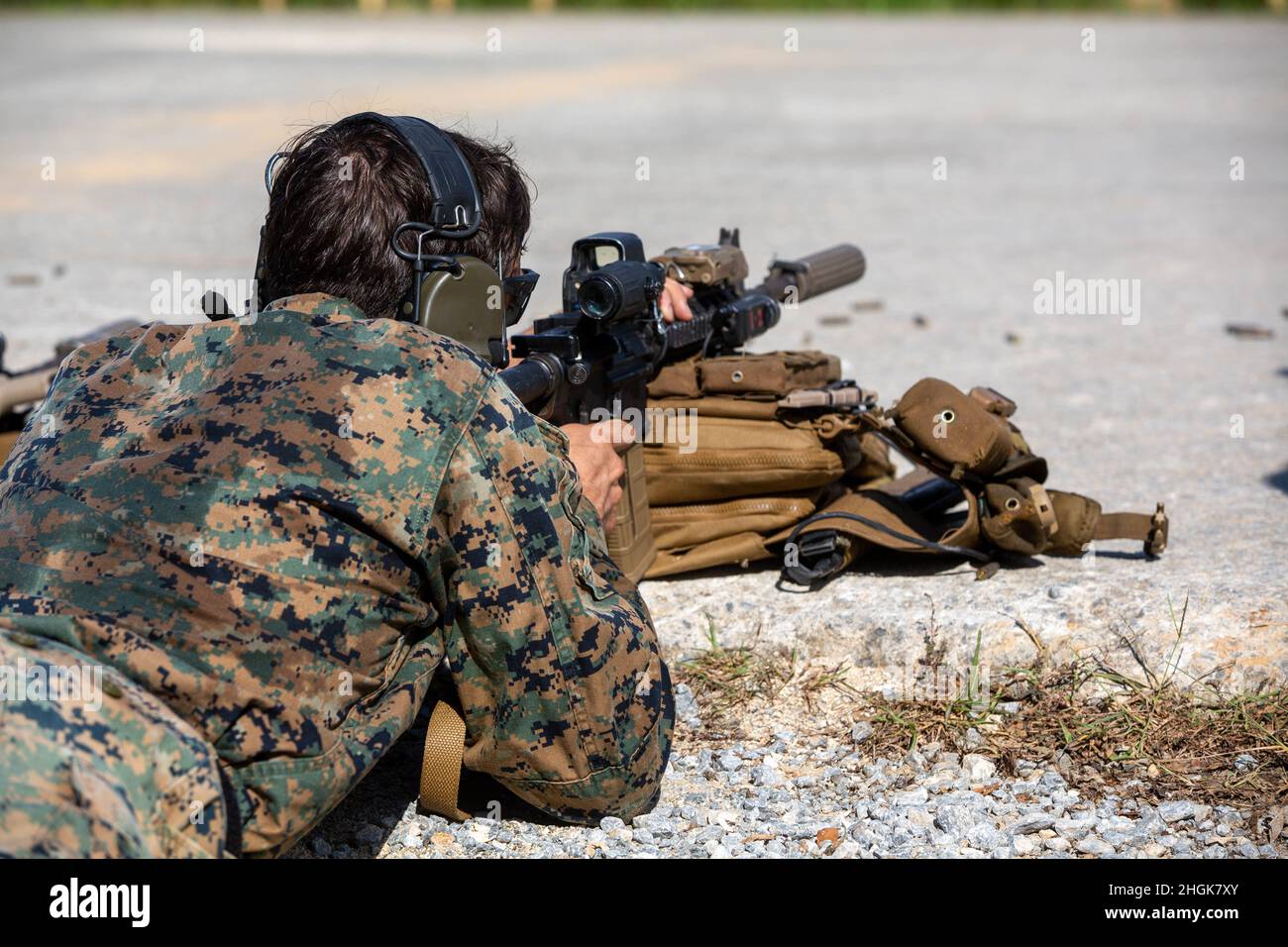 A U.S. Navy Special Amphibious Reconnaissance Corpsman with 4th Platoon ...