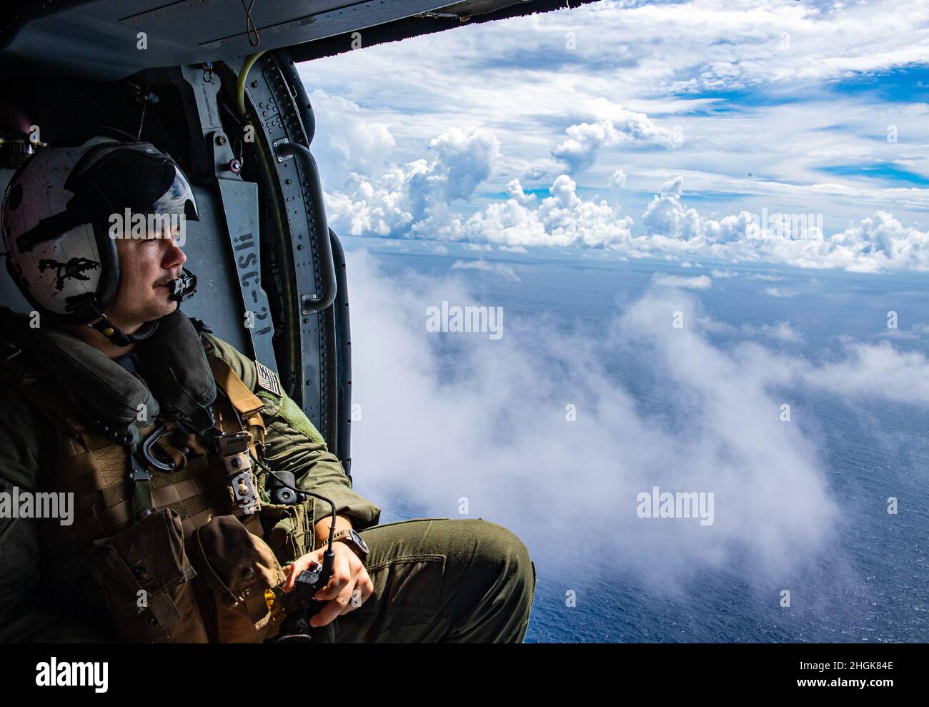 SOUTH CHINA SEA (AUG. 31, 2021) Naval Aircrewmen (Helicopter) 1st Class ...