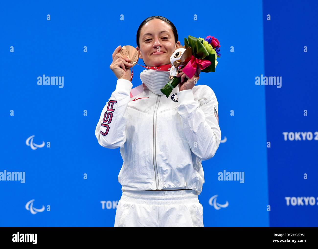 Sgt. 1st Class Elizabeth Marks holding the bronze medal she earned in ...