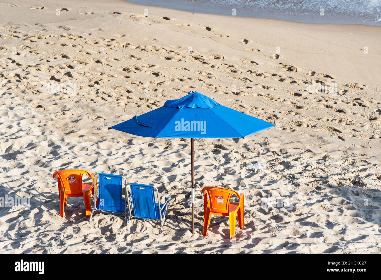 Sunshade and chairs on the beach in the strong sun of the day ...