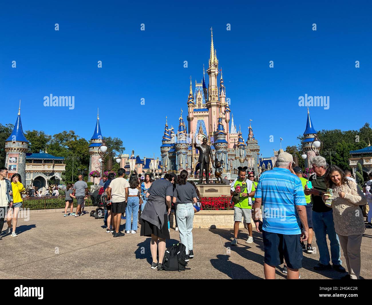 Walt disney world castle crowd hi-res stock photography and images - Alamy