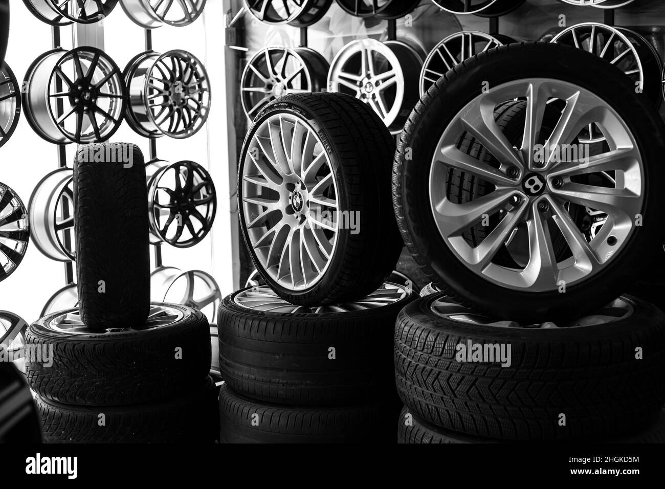 Car alloy wheels hi-res stock photography and images - Alamy
