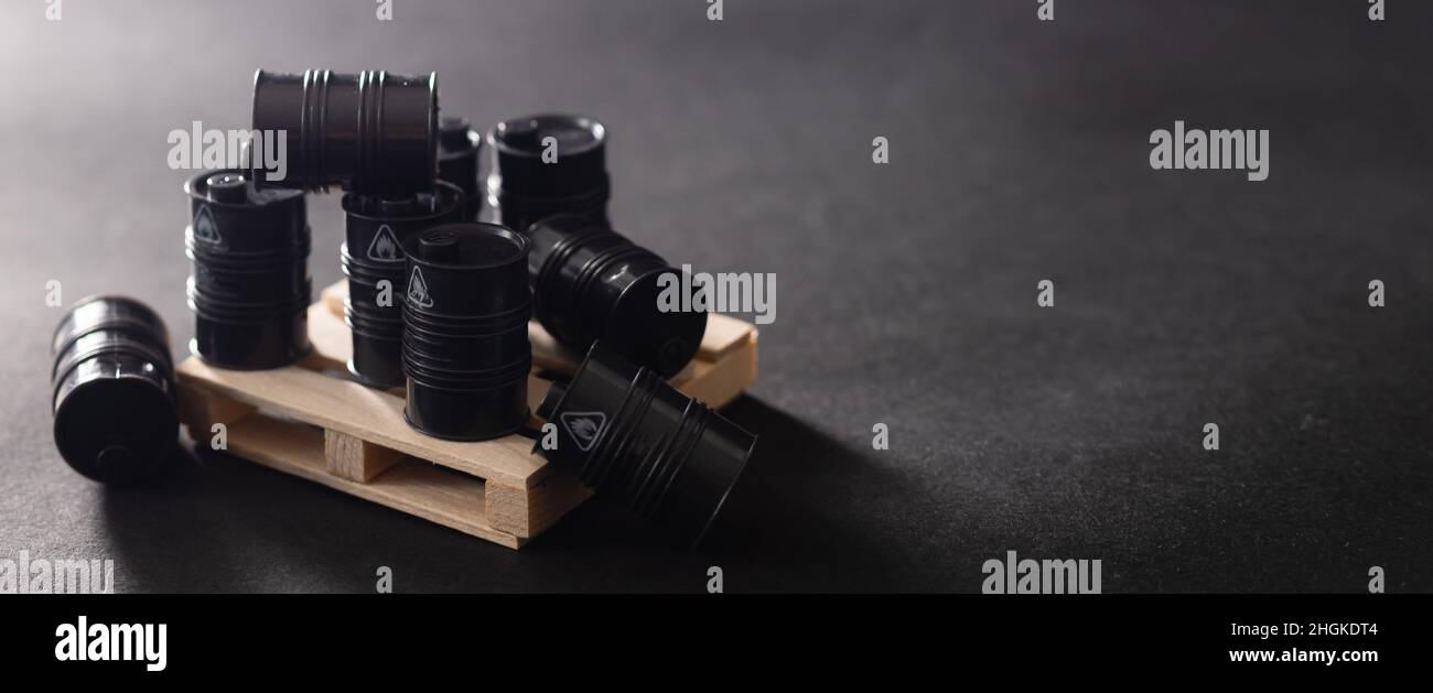 toy barrels mockup. Growth of the world prices for oil Stock Photo - Alamy
