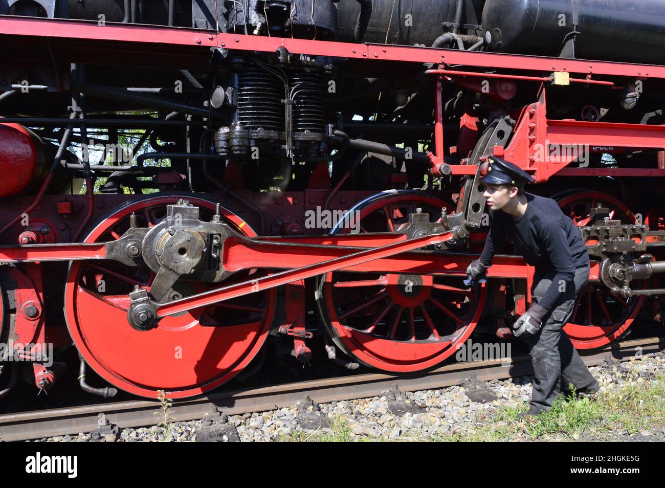 Maintenance work on a steam locomotive 528038 Stock Photo - Alamy