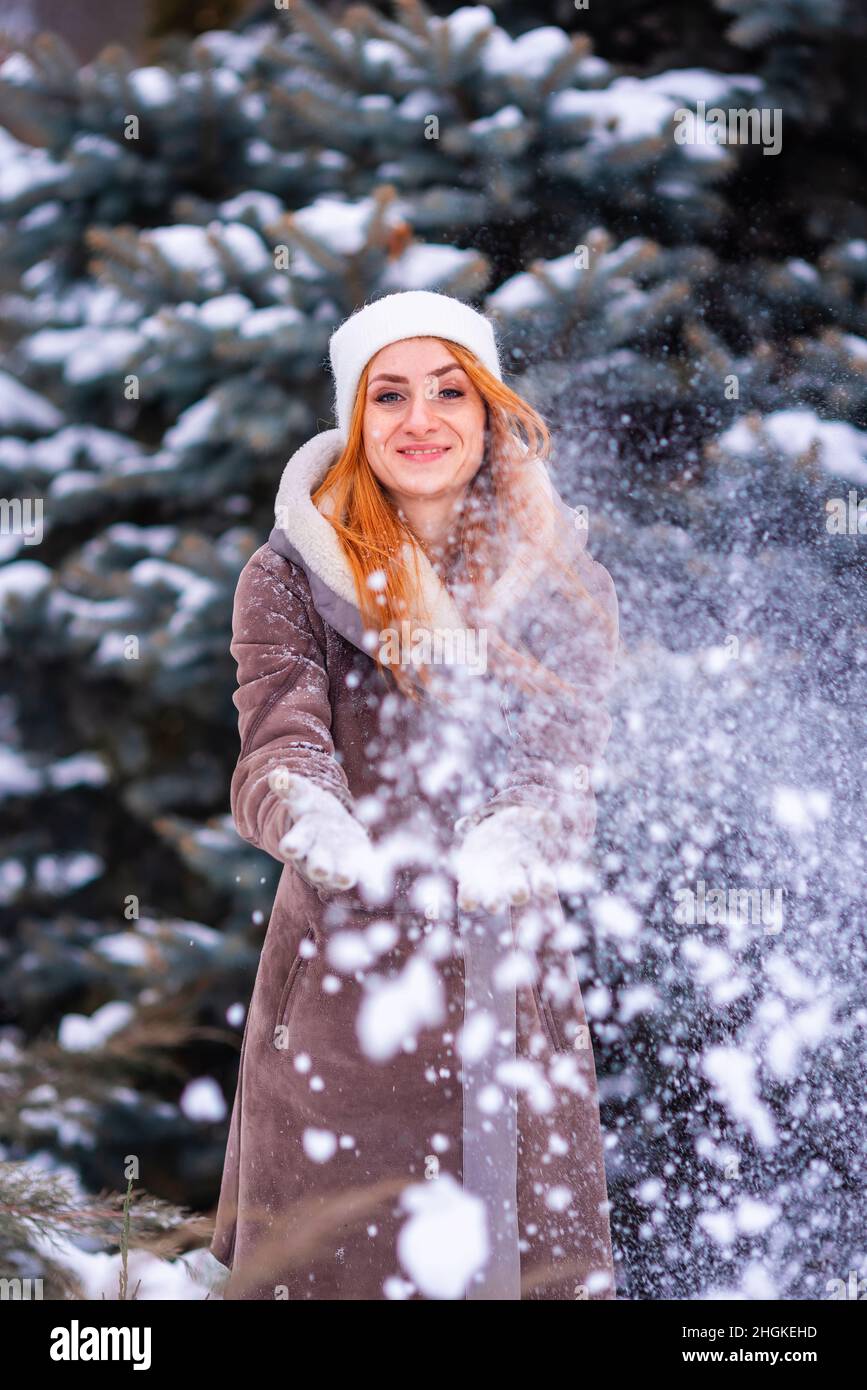 Man throwing snow girl hi-res stock photography and images - Alamy