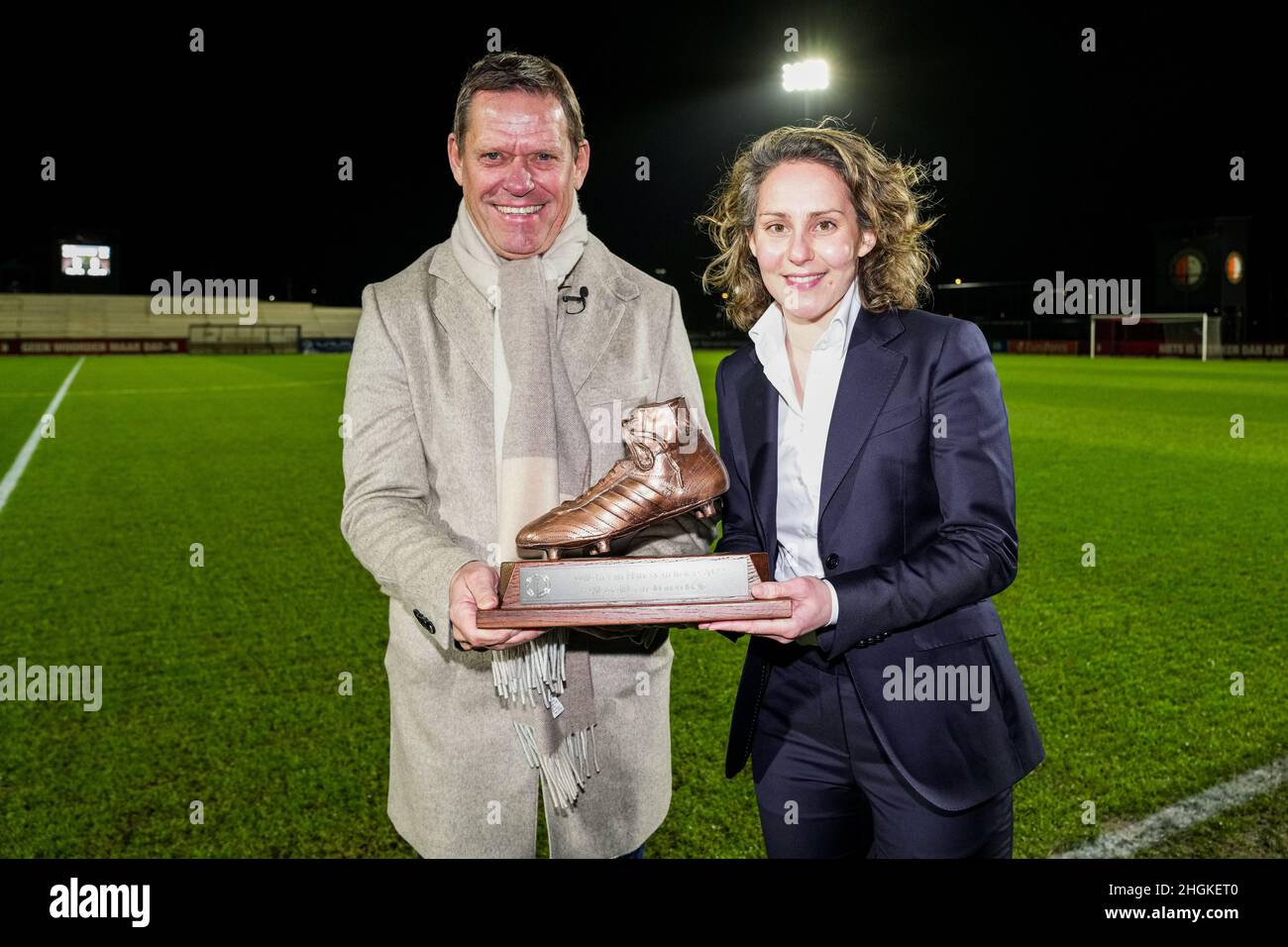 Rotterdam - Feyenoord technisch directeur Frank Arnesen awards Manon ...