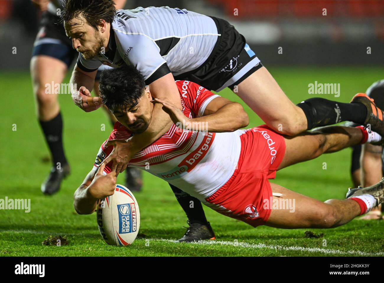 James Bell (20) of St Helens goes over for a try Stock Photo - Alamy