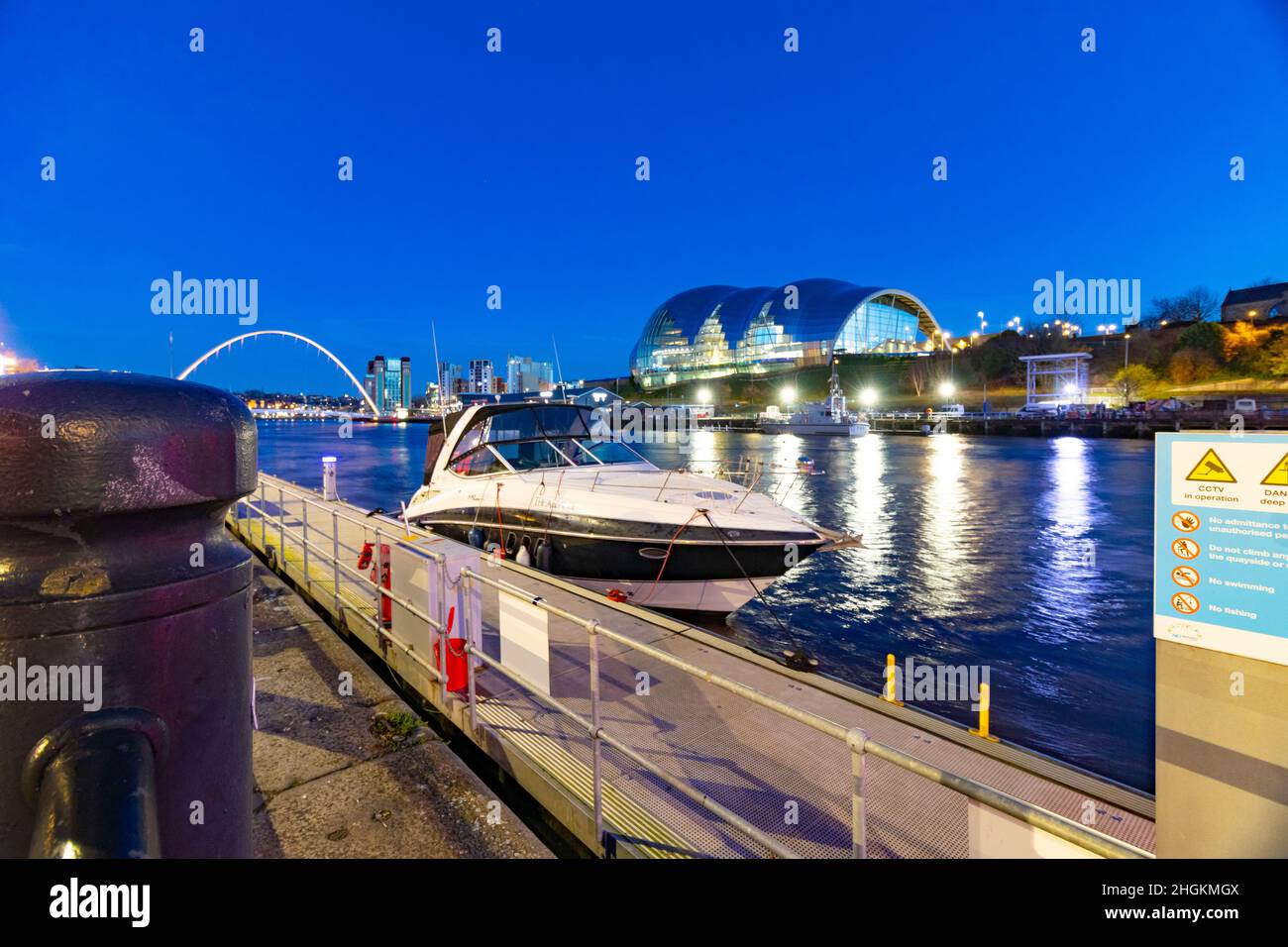 speedboat & the organic glass form of the Sage Gateshead a music centre ...