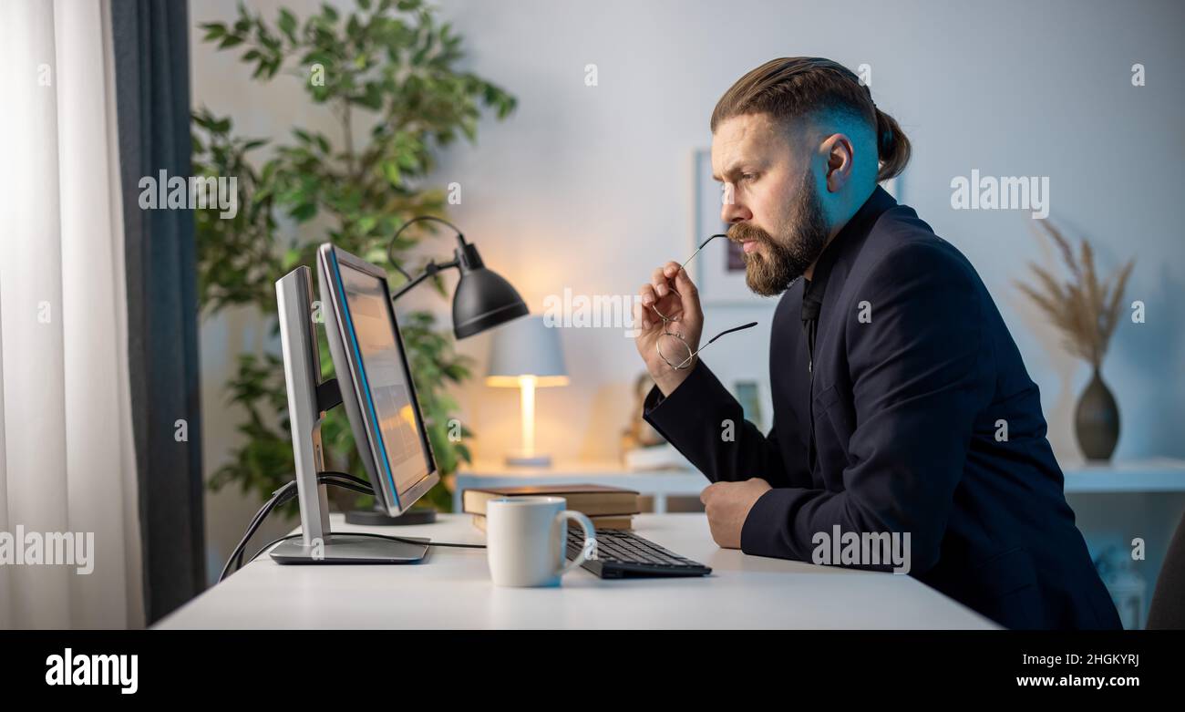 Man working on pc hi-res stock photography and images - Alamy