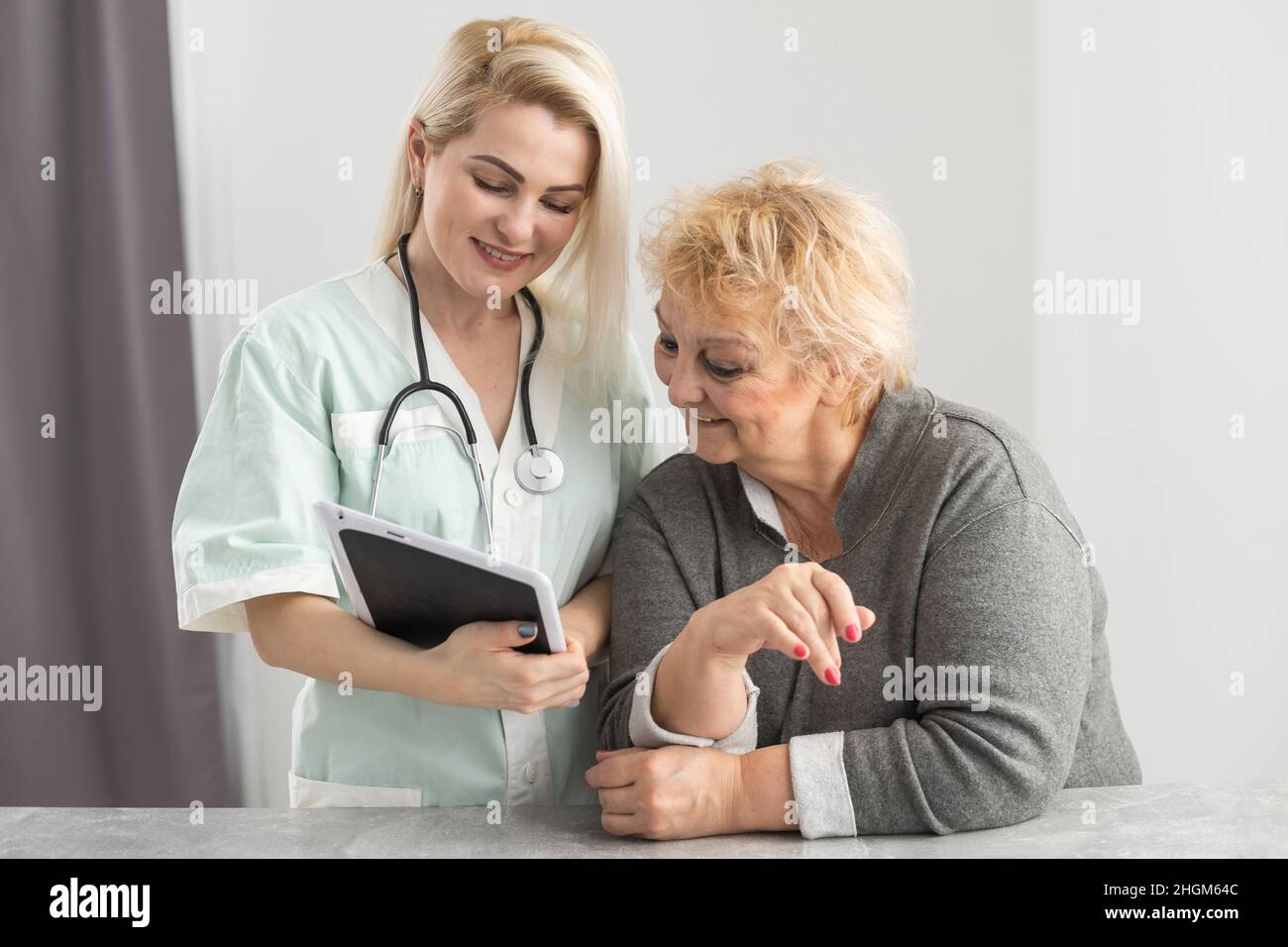 Health visitor and a senior woman during home visit Stock Photo - Alamy