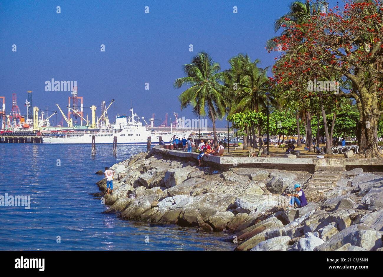 The colourful waterfront and promenade of Manila Bay in Metro Manila ...