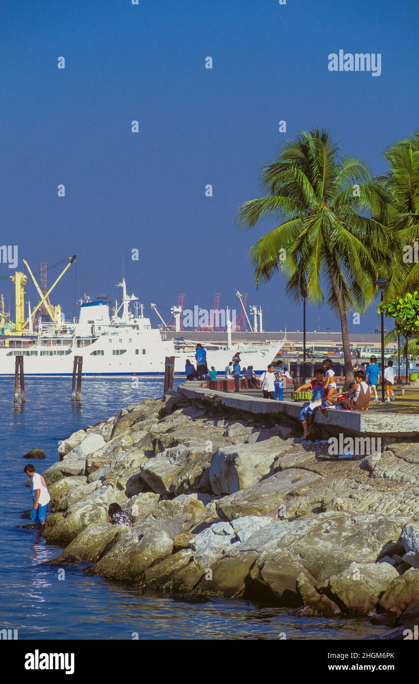 The colourful waterfront and promenade of Manila Bay in Metro Manila ...