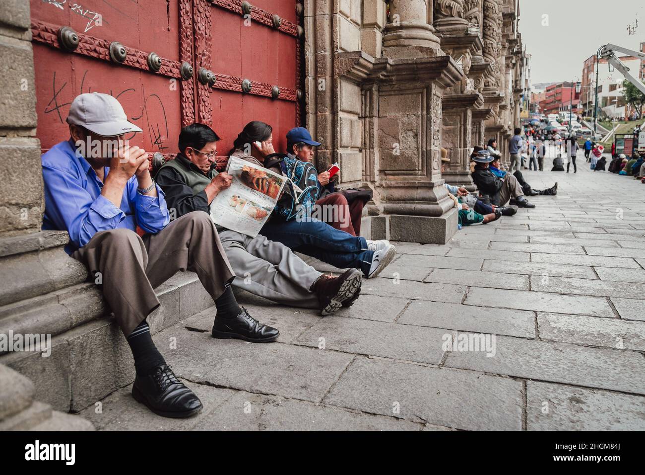 Everyday life. Locals sitting on the floor in La Paz, Bolivia Stock ...