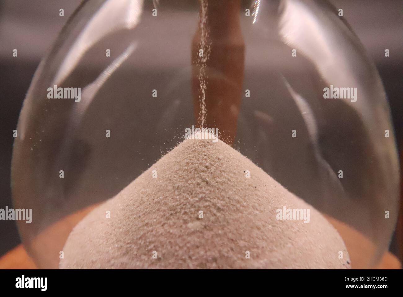 hourglass spilling sand counting killing time Stock Photo - Alamy
