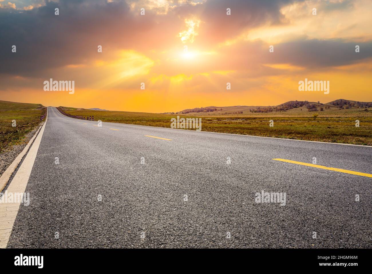 Sunlight empty asphalt road hi-res stock photography and images - Alamy