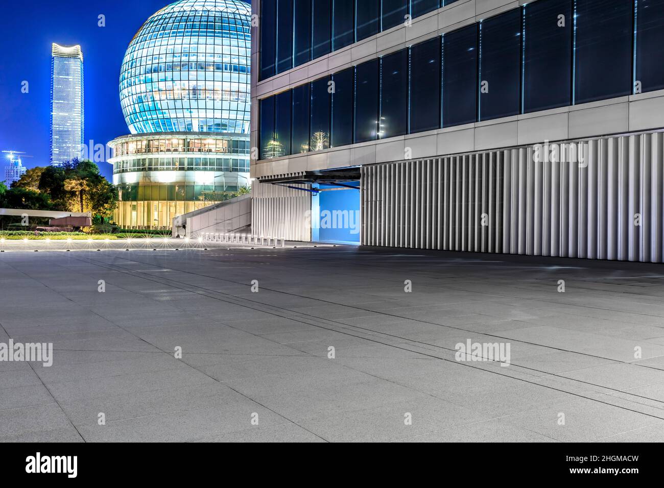 Empty square and modern building hi-res stock photography and images ...