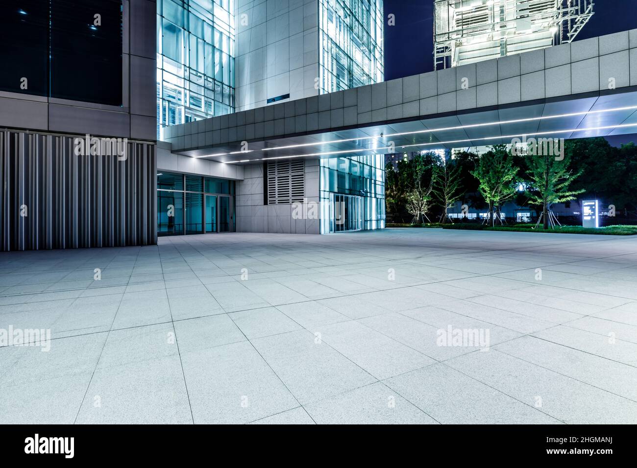 Empty square and modern building hi-res stock photography and images ...