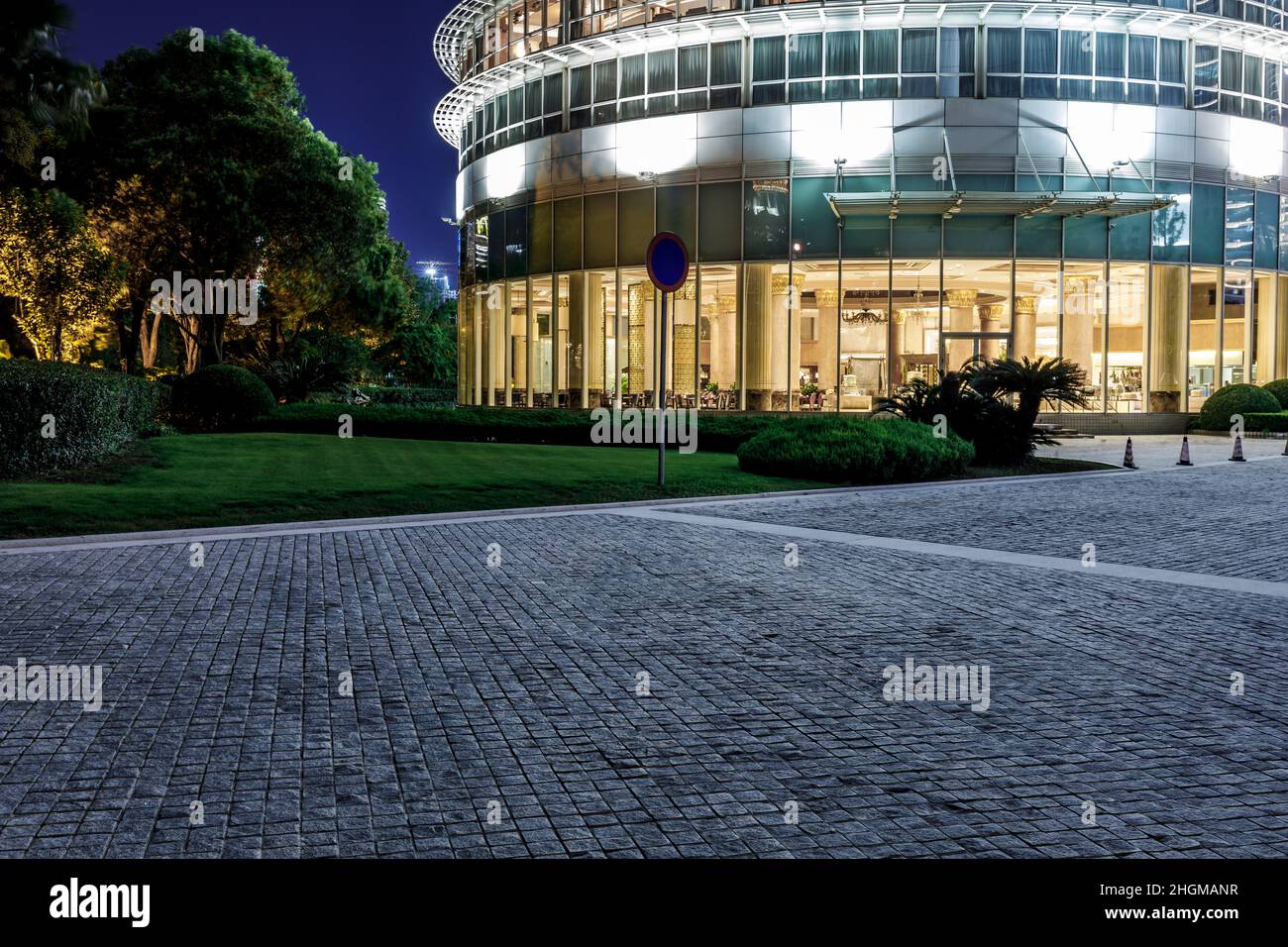 Empty square and modern building hi-res stock photography and images ...