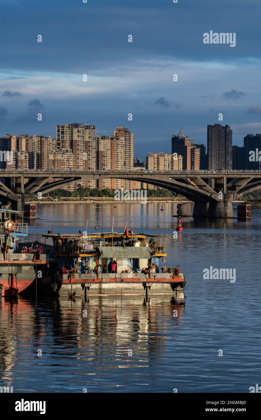Urban river scenery hi-res stock photography and images - Alamy